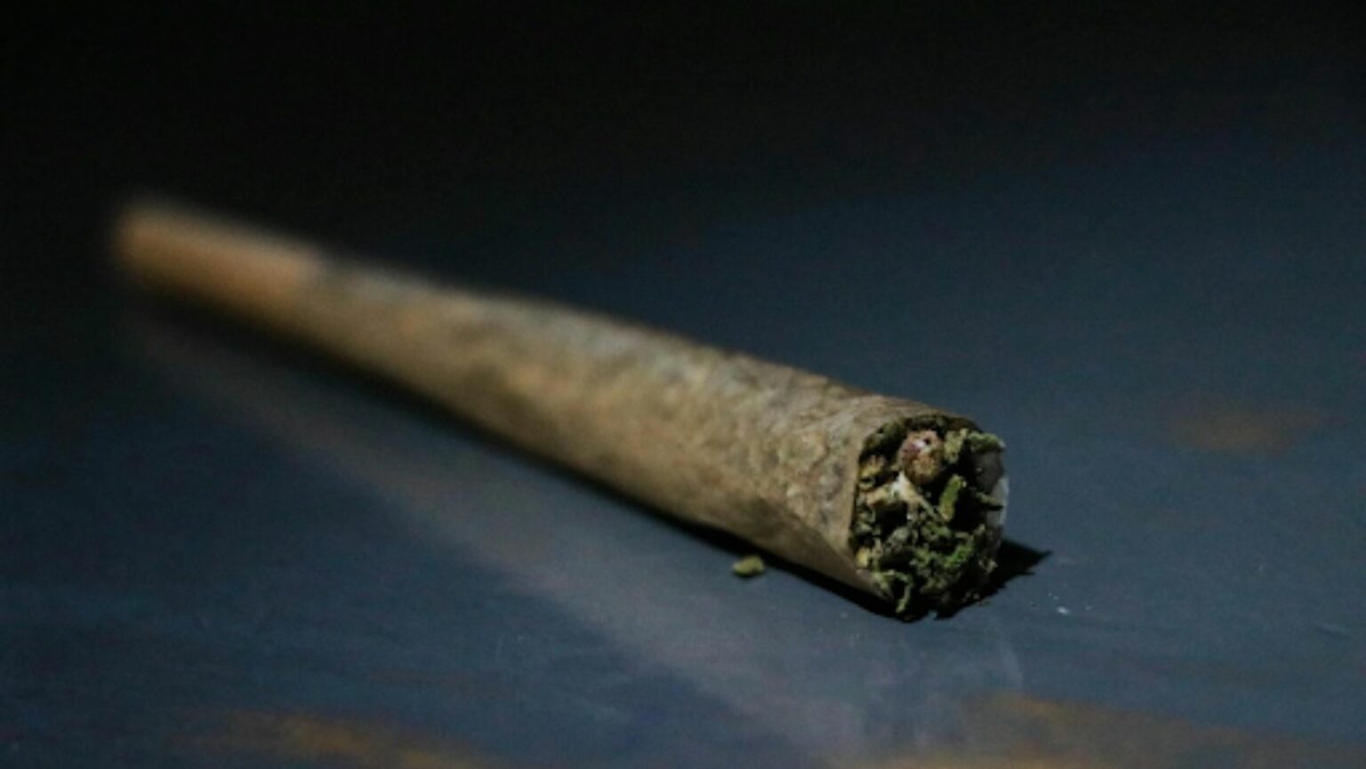 What is a Blunt and How to Roll One - whitelightriot.com