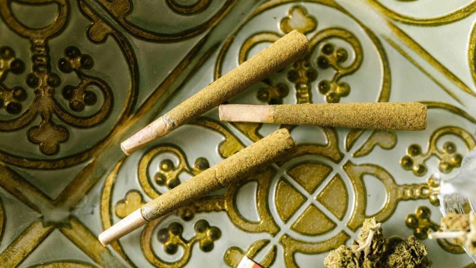 What is a Blunt and How to Roll One - whitelightriot.com